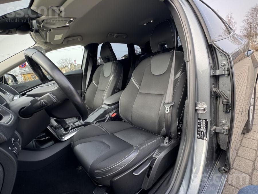 Pelēks Volvo V40 2017 Jelgava, ar dzinēja tilpumu 2.00 L un nobraukumu 234 tūkst. km par 10900 €, foto 16 vietnē AUTOMOTO.COM.LV
