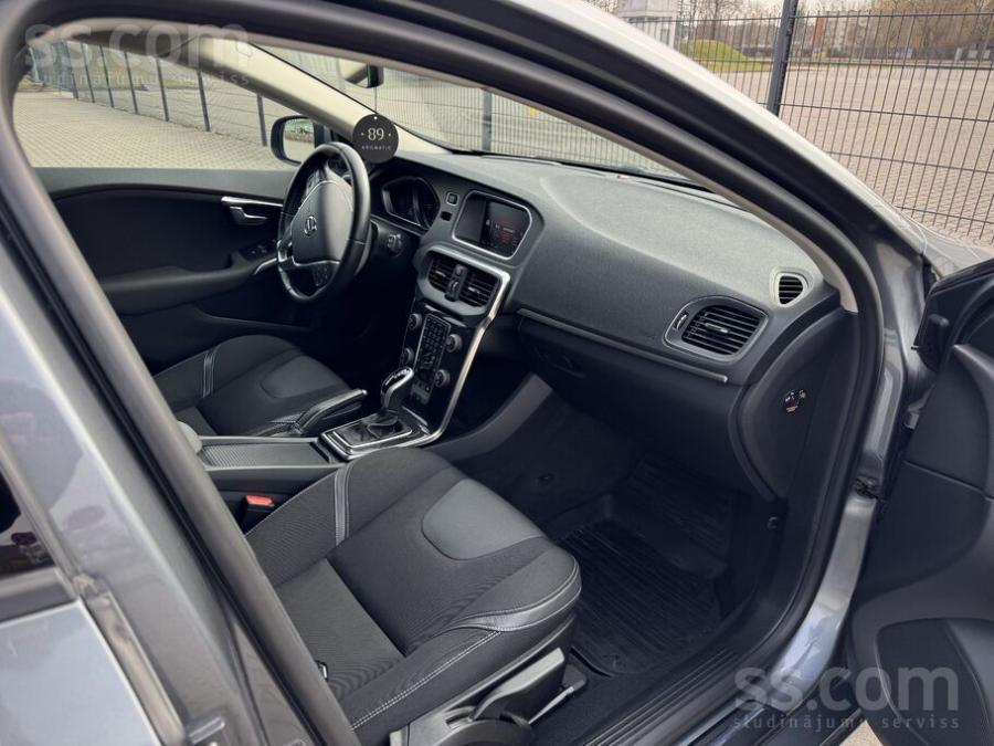 Pelēks Volvo V40 2017 Jelgava, ar dzinēja tilpumu 2.00 L un nobraukumu 234 tūkst. km par 10900 €, foto 18 vietnē AUTOMOTO.COM.LV