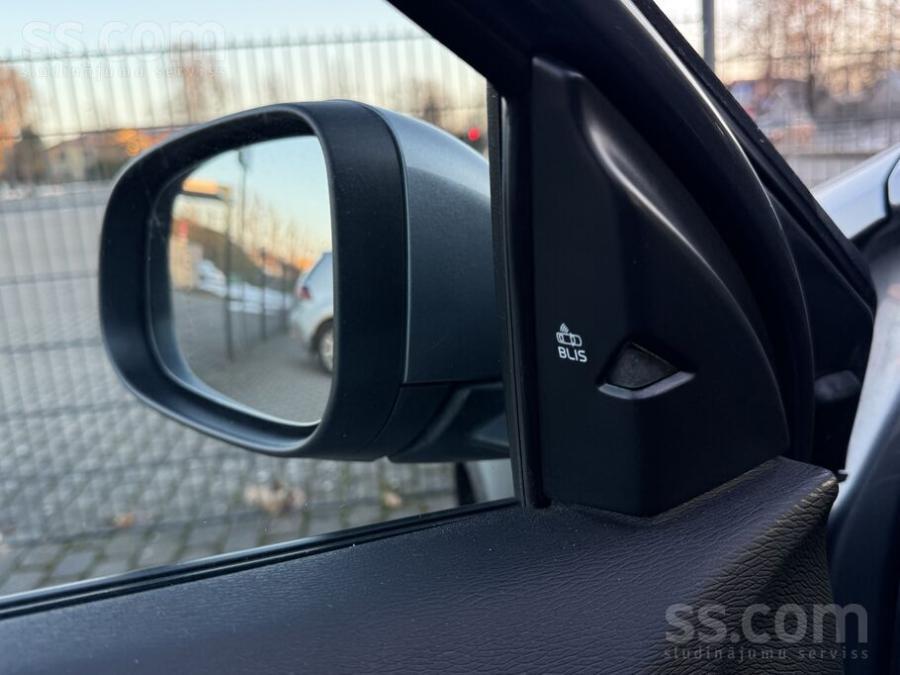 Pelēks Volvo V40 2017 Jelgava, ar dzinēja tilpumu 2.00 L un nobraukumu 234 tūkst. km par 10900 €, foto 26 vietnē AUTOMOTO.COM.LV