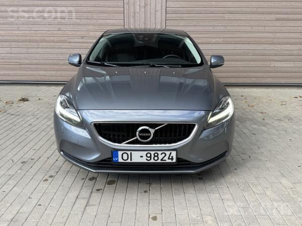 Grey Volvo V40 2017 in Jelgava, with an engine capacity of 2.00 L and mileage of 235 thousand km for 10300 €, photo 3 on AUTOMOTO.COM.LV