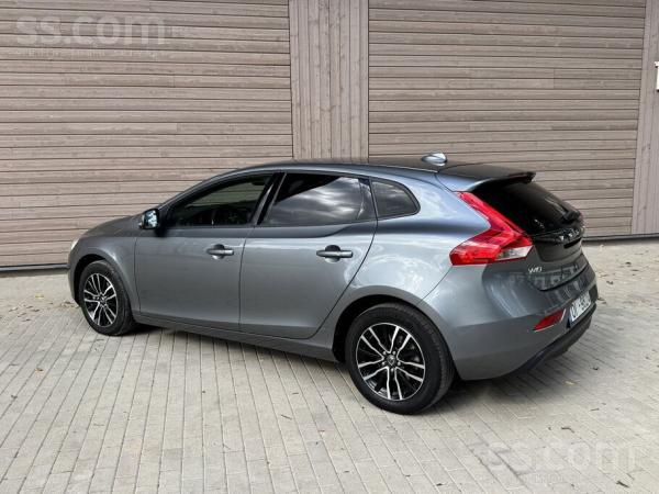 Grey Volvo V40 2017 in Jelgava, with an engine capacity of 2.00 L and mileage of 235 thousand km for 10300 €, photo 5 on AUTOMOTO.COM.LV