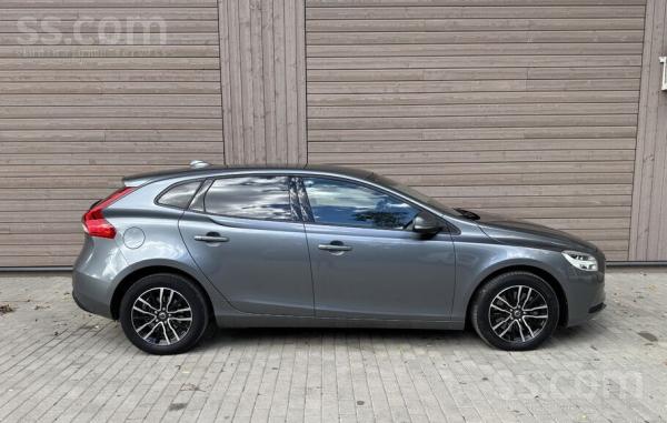 Grey Volvo V40 2017 in Jelgava, with an engine capacity of 2.00 L and mileage of 235 thousand km for 10300 €, photo 7 on AUTOMOTO.COM.LV