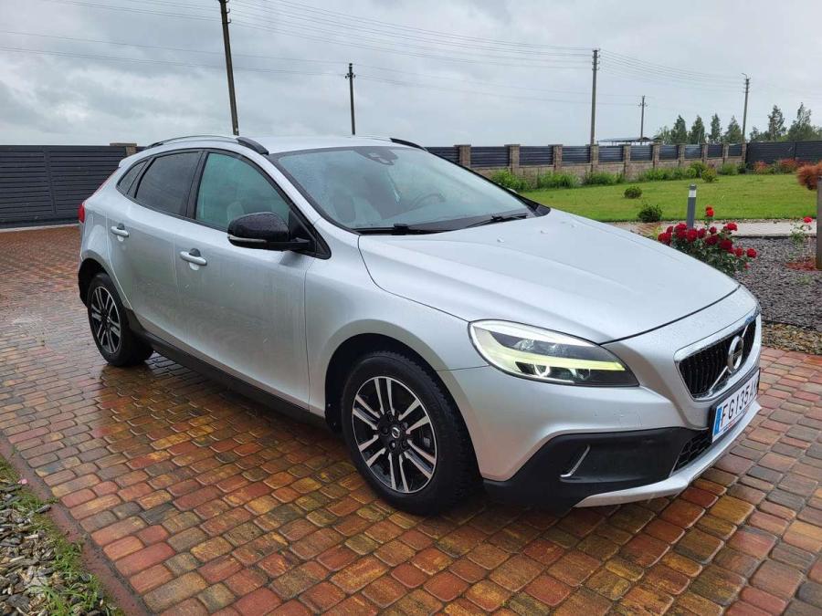 Grey Volvo V40 2017 in Vilnius, with an engine capacity of 2.00 L and mileage of 233 thousand km for 8399 €, photo 4 on AUTOMOTO.COM.LV