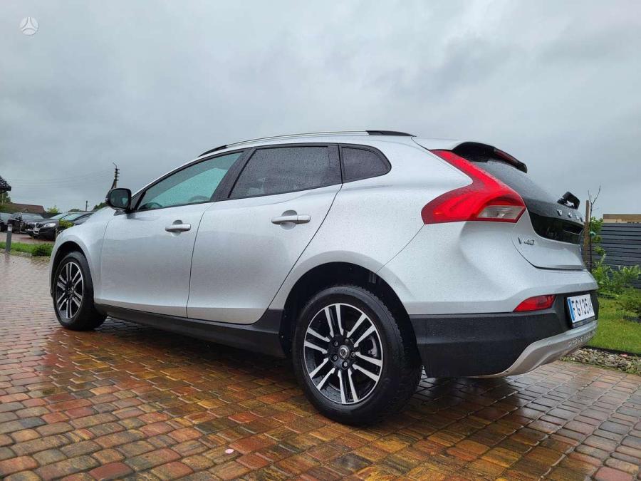 Grey Volvo V40 2017 in Vilnius, with an engine capacity of 2.00 L and mileage of 233 thousand km for 8399 €, photo 5 on AUTOMOTO.COM.LV