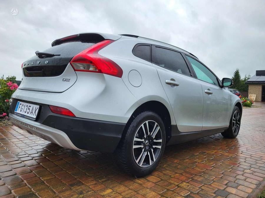 Grey Volvo V40 2017 in Vilnius, with an engine capacity of 2.00 L and mileage of 233 thousand km for 8399 €, photo 6 on AUTOMOTO.COM.LV