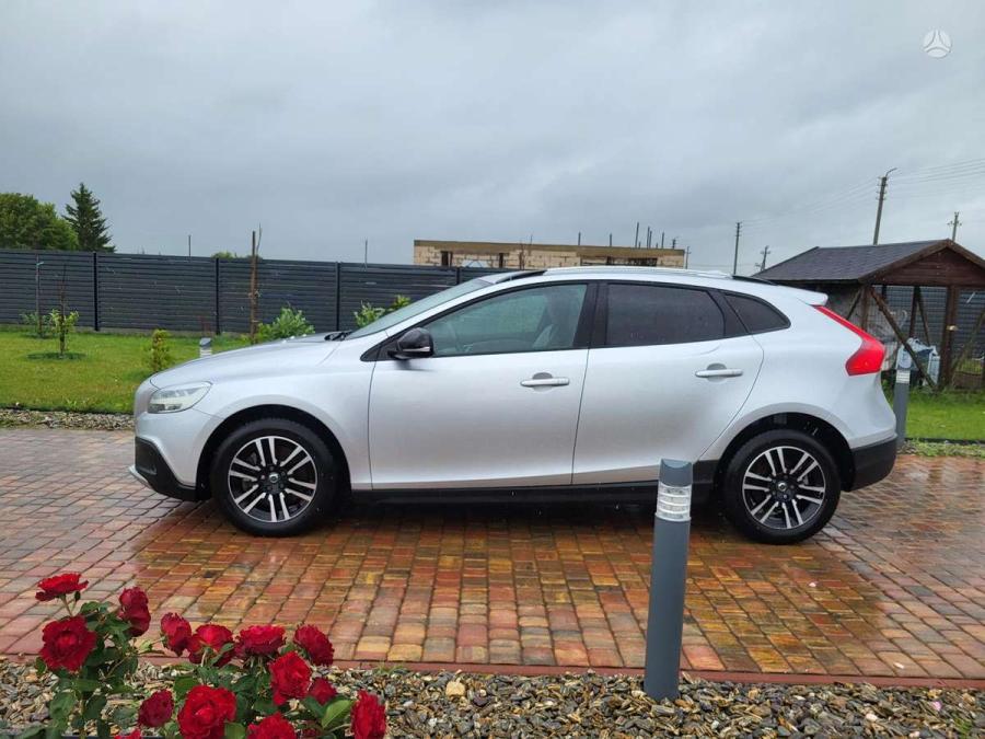 Grey Volvo V40 2017 in Vilnius, with an engine capacity of 2.00 L and mileage of 233 thousand km for 8399 €, photo 7 on AUTOMOTO.COM.LV
