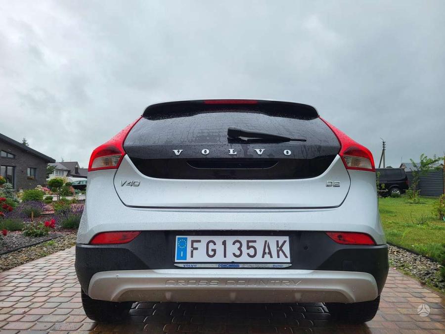 Grey Volvo V40 2017 in Vilnius, with an engine capacity of 2.00 L and mileage of 233 thousand km for 8399 €, photo 8 on AUTOMOTO.COM.LV