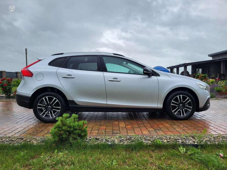 Grey Volvo V40 2017 in Vilnius, with an engine capacity of 2.00 L and mileage of 233 thousand km for 8399 €, photo 11 on AUTOMOTO.COM.LV