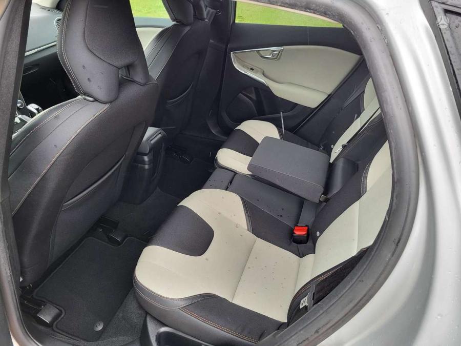 Grey Volvo V40 2017 in Vilnius, with an engine capacity of 2.00 L and mileage of 233 thousand km for 8399 €, photo 13 on AUTOMOTO.COM.LV