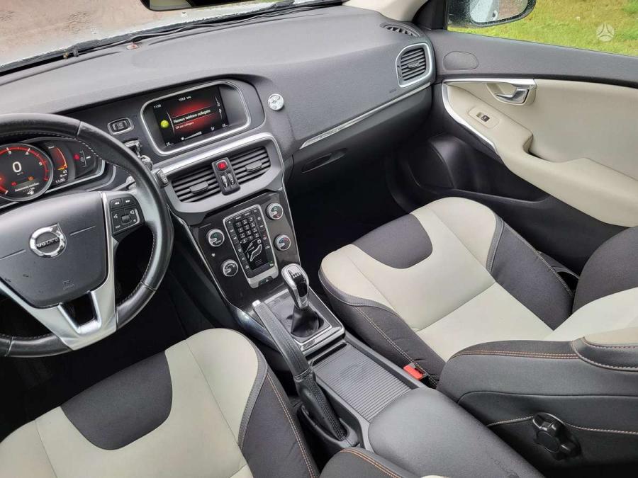 Grey Volvo V40 2017 in Vilnius, with an engine capacity of 2.00 L and mileage of 233 thousand km for 8399 €, photo 17 on AUTOMOTO.COM.LV