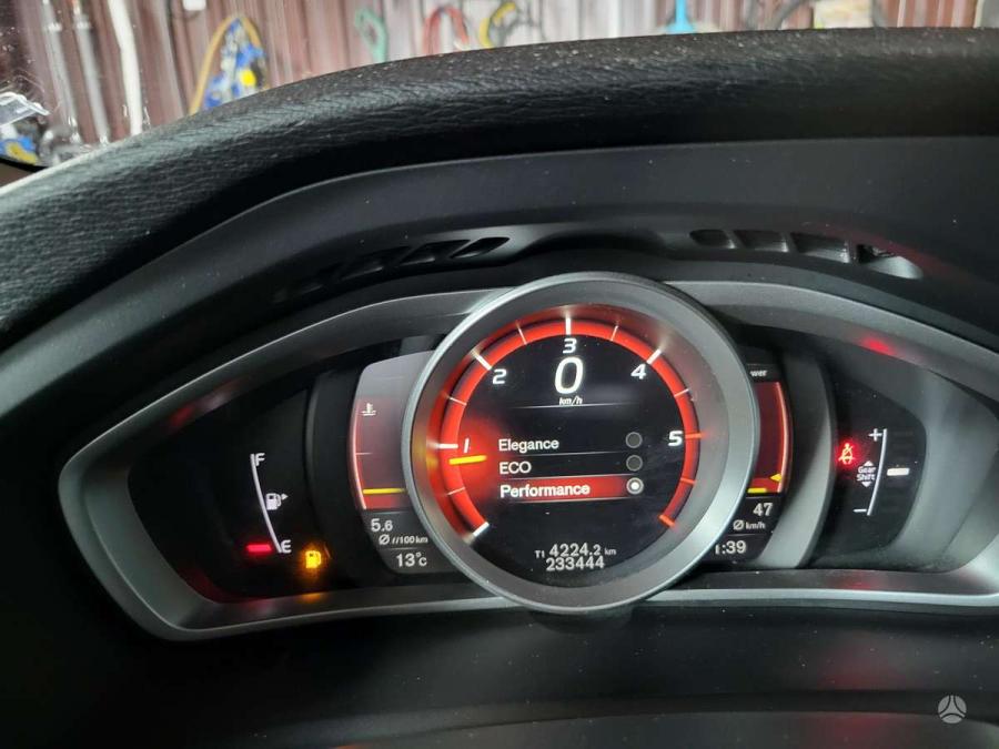 Grey Volvo V40 2017 in Vilnius, with an engine capacity of 2.00 L and mileage of 233 thousand km for 8399 €, photo 18 on AUTOMOTO.COM.LV