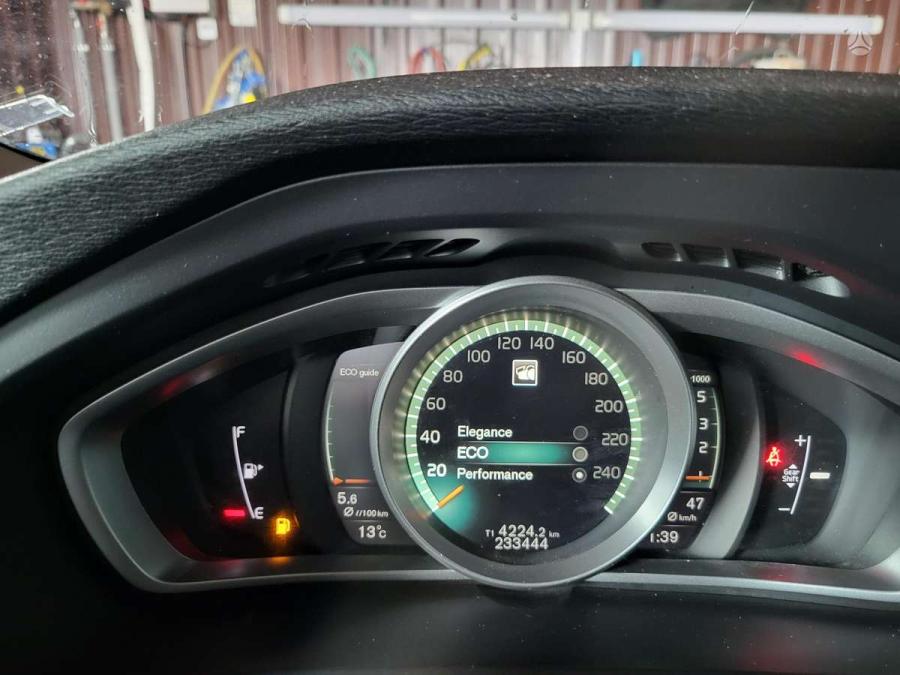 Grey Volvo V40 2017 in Vilnius, with an engine capacity of 2.00 L and mileage of 233 thousand km for 8399 €, photo 20 on AUTOMOTO.COM.LV