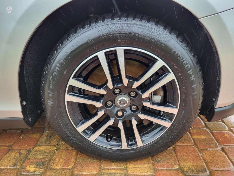 Grey Volvo V40 2017 in Vilnius, with an engine capacity of 2.00 L and mileage of 233 thousand km for 8399 €, photo 27 on AUTOMOTO.COM.LV