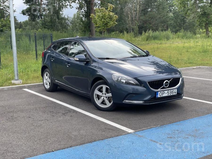Grey Volvo V40 2017 in Riga, with an engine capacity of 2.00 L and mileage of 196 thousand km for 6950 €, photo 3 on AUTOMOTO.COM.LV