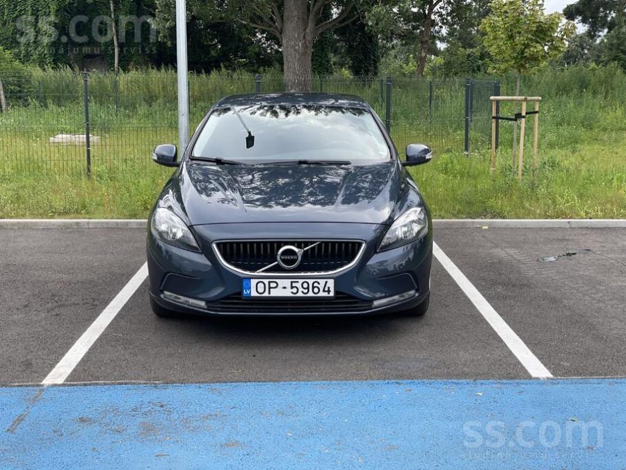 Grey Volvo V40 2017 in Riga, with an engine capacity of 2.00 L and mileage of 196 thousand km for 6950 €, photo 4 on AUTOMOTO.COM.LV