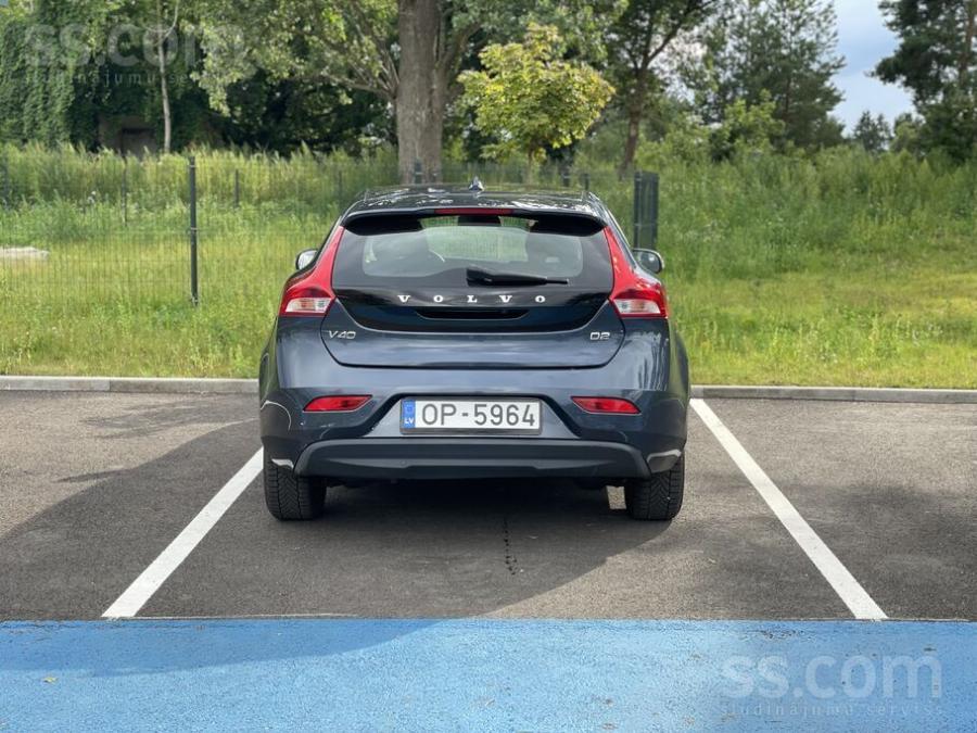 Grey Volvo V40 2017 in Riga, with an engine capacity of 2.00 L and mileage of 196 thousand km for 6950 €, photo 7 on AUTOMOTO.COM.LV