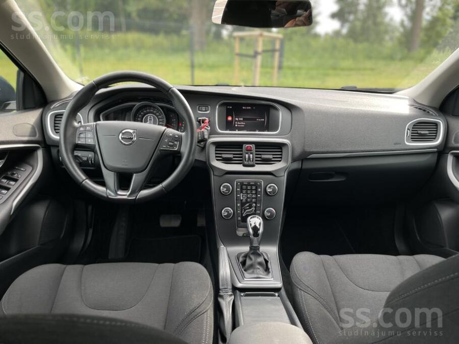 Grey Volvo V40 2017 in Riga, with an engine capacity of 2.00 L and mileage of 196 thousand km for 6950 €, photo 8 on AUTOMOTO.COM.LV