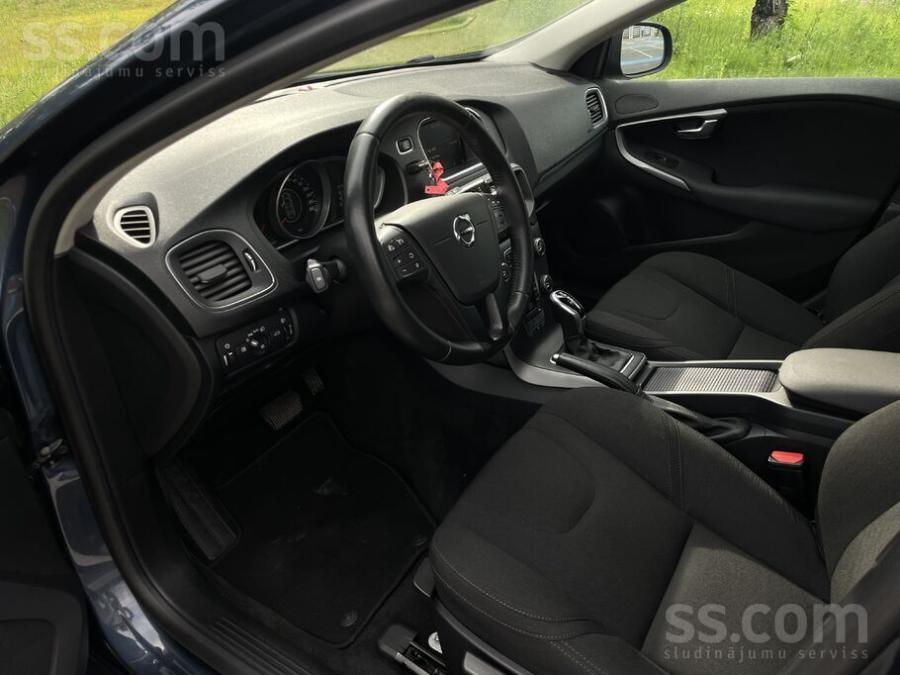 Grey Volvo V40 2017 in Riga, with an engine capacity of 2.00 L and mileage of 196 thousand km for 6950 €, photo 9 on AUTOMOTO.COM.LV