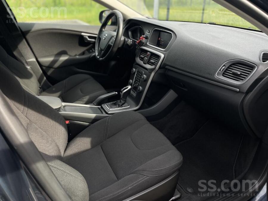 Grey Volvo V40 2017 in Riga, with an engine capacity of 2.00 L and mileage of 196 thousand km for 6950 €, photo 10 on AUTOMOTO.COM.LV
