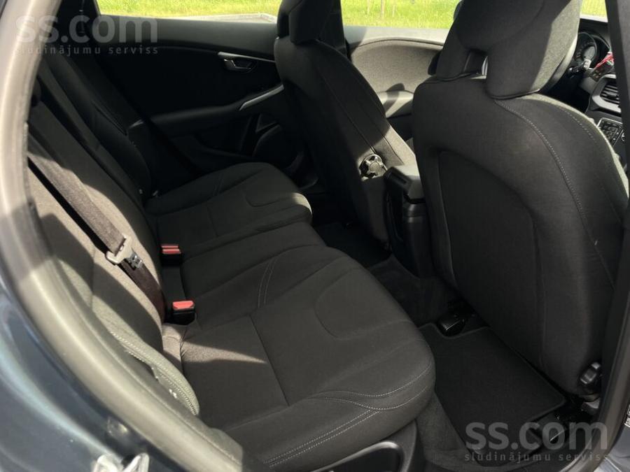 Grey Volvo V40 2017 in Riga, with an engine capacity of 2.00 L and mileage of 196 thousand km for 6950 €, photo 11 on AUTOMOTO.COM.LV