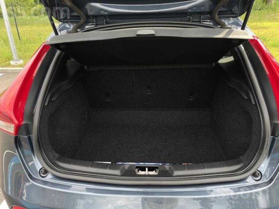 Grey Volvo V40 2017 in Riga, with an engine capacity of 2.00 L and mileage of 196 thousand km for 6950 €, photo 12 on AUTOMOTO.COM.LV