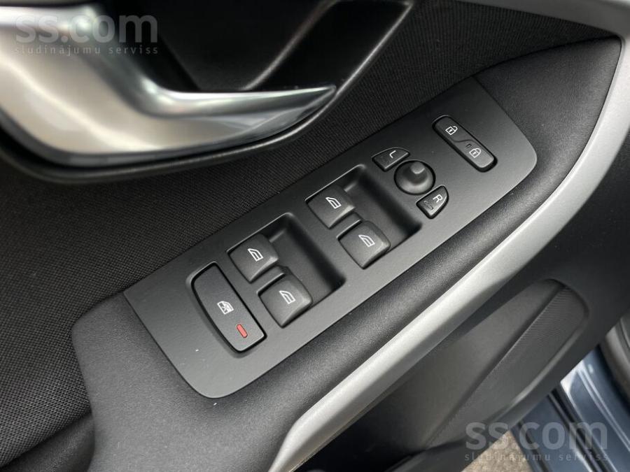 Grey Volvo V40 2017 in Riga, with an engine capacity of 2.00 L and mileage of 196 thousand km for 6950 €, photo 15 on AUTOMOTO.COM.LV