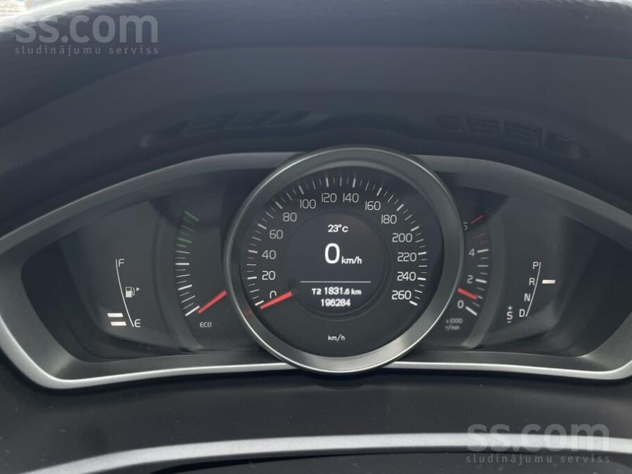 Grey Volvo V40 2017 in Riga, with an engine capacity of 2.00 L and mileage of 196 thousand km for 6950 €, photo 16 on AUTOMOTO.COM.LV