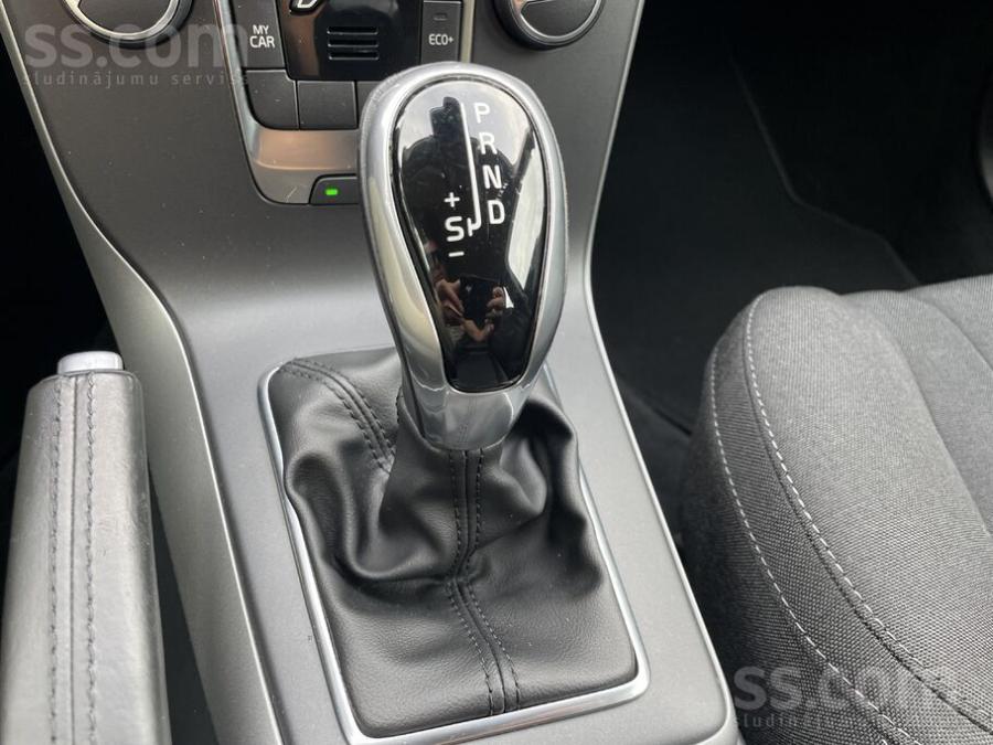 Grey Volvo V40 2017 in Riga, with an engine capacity of 2.00 L and mileage of 196 thousand km for 6950 €, photo 18 on AUTOMOTO.COM.LV