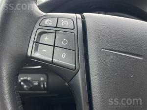 Grey Volvo V40 2017 in Riga, with an engine capacity of 2.00 L and mileage of 196 thousand km for 6950 €, photo 19 on AUTOMOTO.COM.LV
