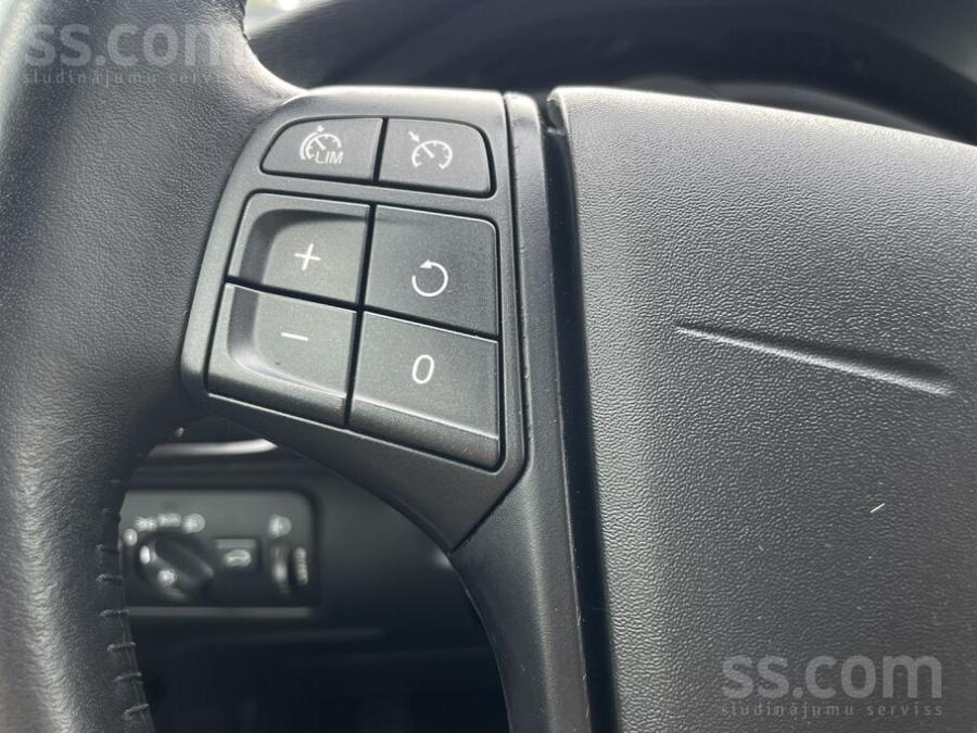 Grey Volvo V40 2017 in Riga, with an engine capacity of 2.00 L and mileage of 196 thousand km for 6950 €, photo 19 on AUTOMOTO.COM.LV