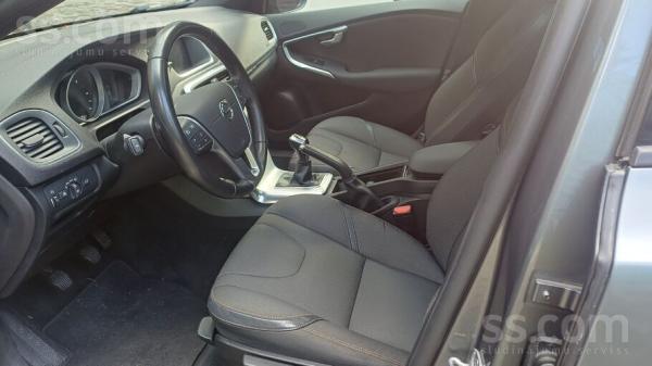 Pelēks Volvo V40 2017 Rīga, ar dzinēja tilpumu 2.00 L un nobraukumu 210 tūkst. km par 8750 €, foto 6 vietnē AUTOMOTO.COM.LV