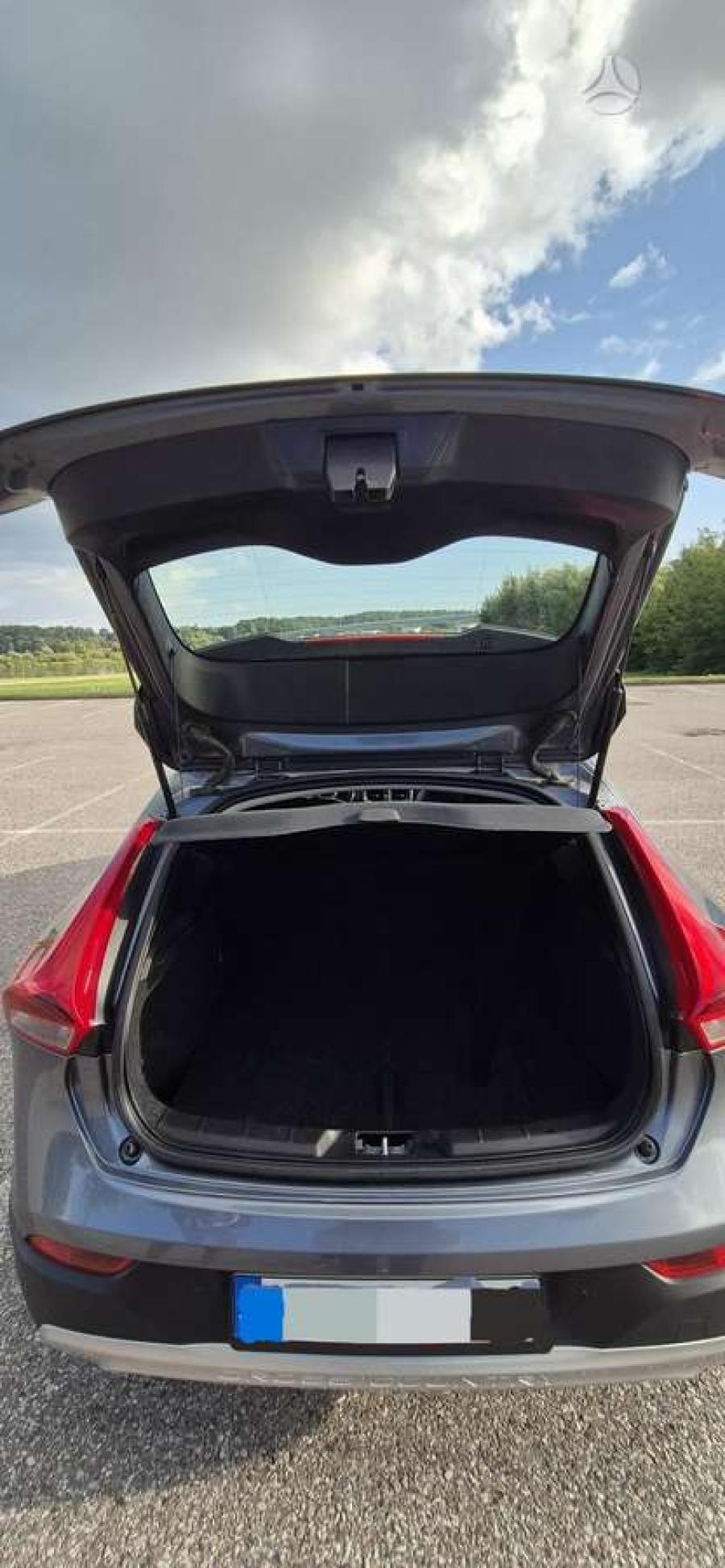 Pelēks Volvo V40 2017 Jurbarkas, ar dzinēja tilpumu 2.00 L un nobraukumu 268 tūkst. km par 7300 €, foto 10 vietnē AUTOMOTO.COM.LV