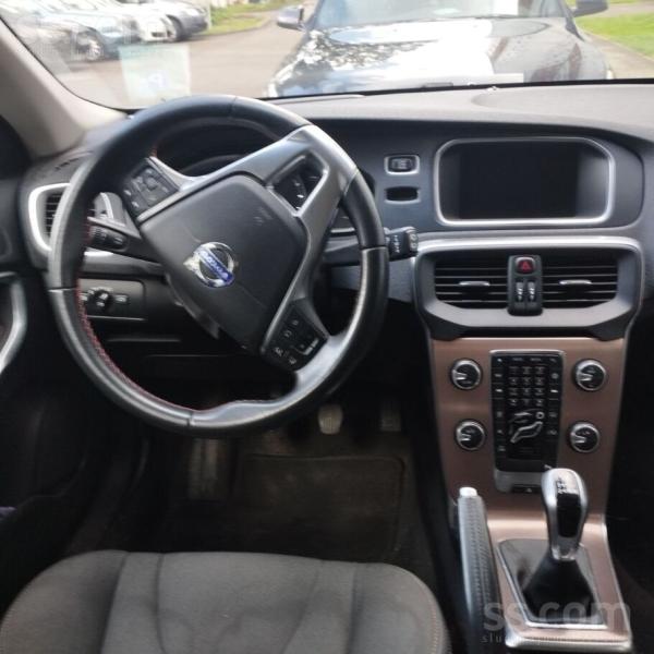 Pelēks Volvo V40 2017 Rīga, ar dzinēja tilpumu 2.00 L un nobraukumu 79 tūkst. km par 14000 €, foto 5 vietnē AUTOMOTO.COM.LV