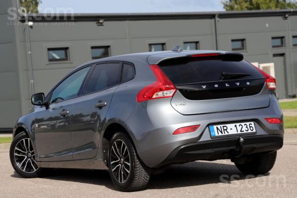 Pelēks Volvo V40 2017 Tukums, ar dzinēja tilpumu 2.00 L un nobraukumu 223 tūkst. km par 10200 €, foto 5 vietnē AUTOMOTO.COM.LV