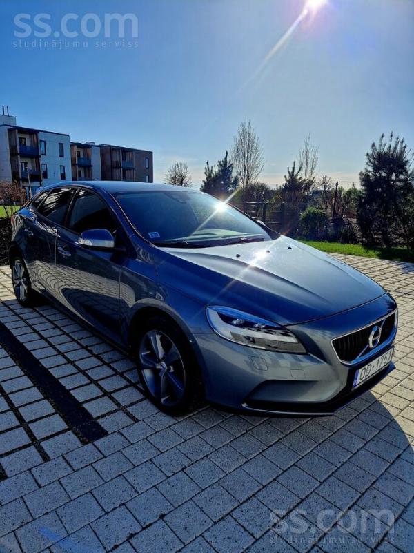 Grey Volvo V40 2018 in Riga, with an engine capacity of 2.00 L and mileage of 140 thousand km for 11450 €, photo 2 on AUTOMOTO.COM.LV
