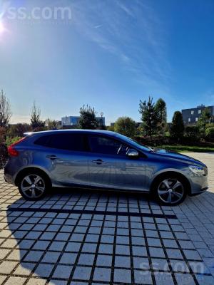 Grey Volvo V40 2018 in Riga, with an engine capacity of 2.00 L and mileage of 140 thousand km for 6250 €, photo 4 on AUTOMOTO.COM.LV
