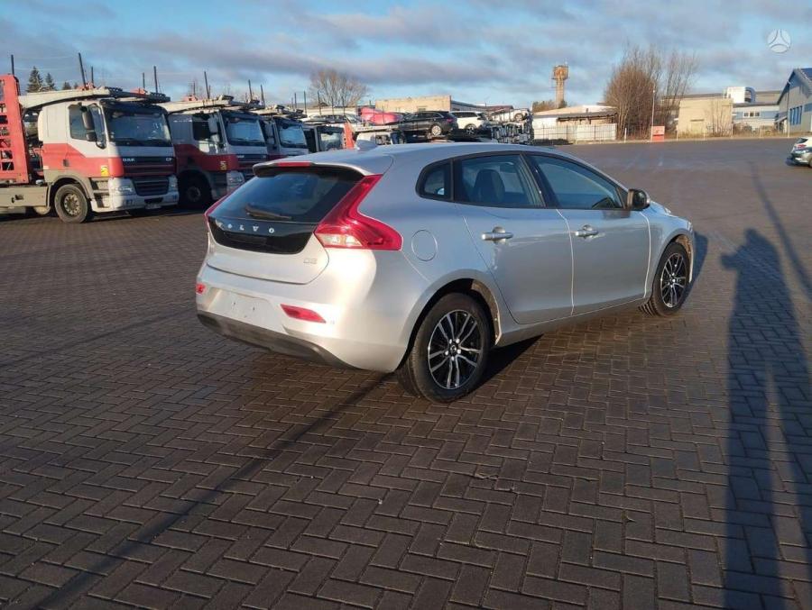 Grey Volvo V40 2018 in Taurage, with an engine capacity of 1.97 L and mileage of 179 thousand km for 7000 €, photo 3 on AUTOMOTO.COM.LV