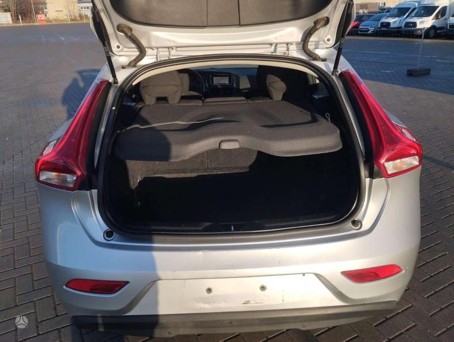 Grey Volvo V40 2018 in Taurage, with an engine capacity of 1.97 L and mileage of 179 thousand km for 7000 €, photo 5 on AUTOMOTO.COM.LV