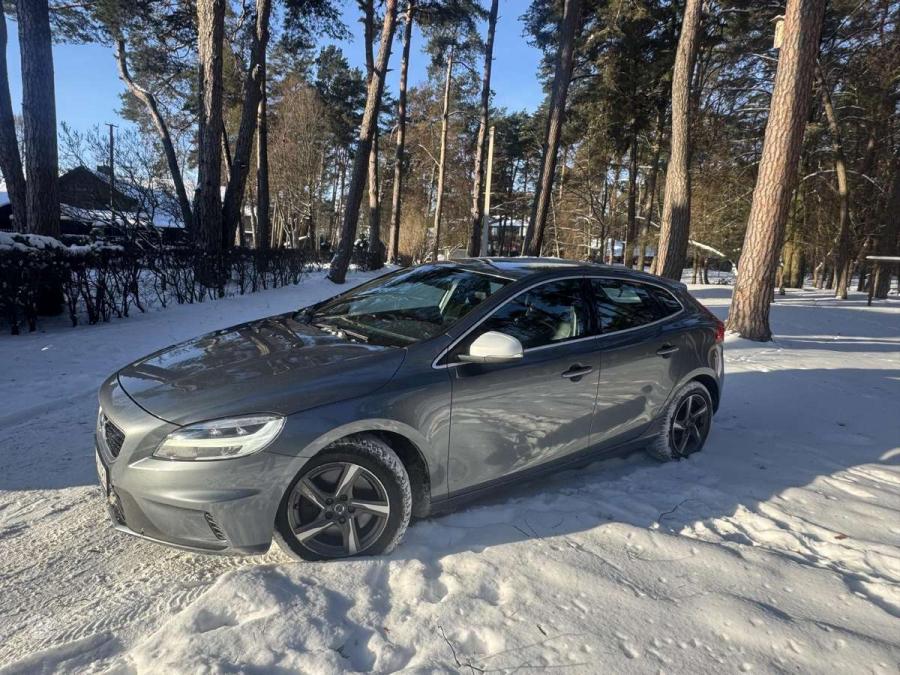 Grey Volvo V40 2018 in Kaunas, with an engine capacity of 1.97 L and mileage of 201 thousand km for 11950 €, photo 3 on AUTOMOTO.COM.LV