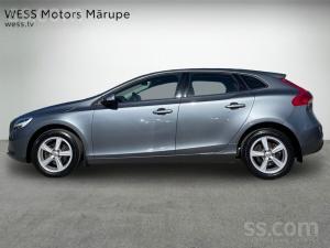 Grey Volvo V40 2018 in Riga, with an engine capacity of 2.00 L and mileage of 146 thousand km for 11490 €, photo 4 on AUTOMOTO.COM.LV