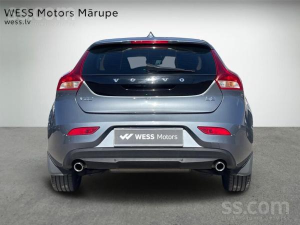 Pelēks Volvo V40 2018 Rīga, ar dzinēja tilpumu 2.00 L un nobraukumu 146 tūkst. km par 11490 €, foto 4 vietnē AUTOMOTO.COM.LV