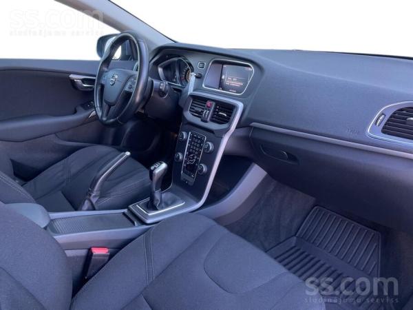 Pelēks Volvo V40 2018 Rīga, ar dzinēja tilpumu 2.00 L un nobraukumu 146 tūkst. km par 11490 €, foto 6 vietnē AUTOMOTO.COM.LV