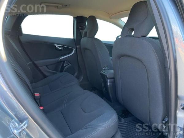 Pelēks Volvo V40 2018 Rīga, ar dzinēja tilpumu 2.00 L un nobraukumu 146 tūkst. km par 11490 €, foto 7 vietnē AUTOMOTO.COM.LV