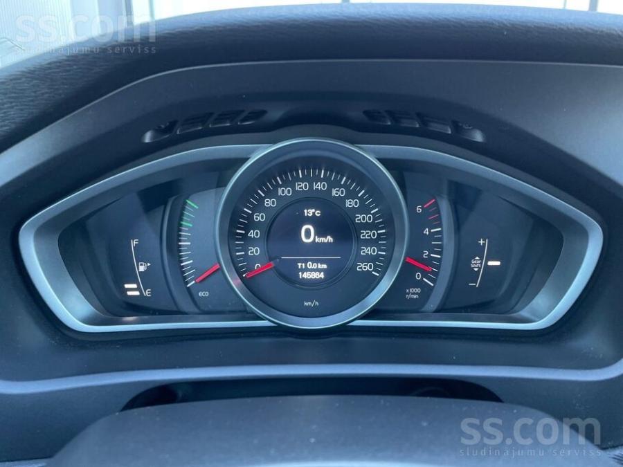 Grey Volvo V40 2018 in Riga, with an engine capacity of 2.00 L and mileage of 146 thousand km for 11490 €, photo 14 on AUTOMOTO.COM.LV