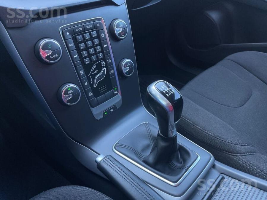 Grey Volvo V40 2018 in Riga, with an engine capacity of 2.00 L and mileage of 146 thousand km for 11490 €, photo 21 on AUTOMOTO.COM.LV