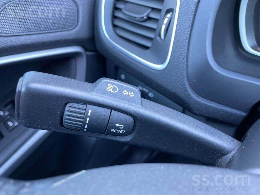Grey Volvo V40 2018 in Riga, with an engine capacity of 2.00 L and mileage of 146 thousand km for 11490 €, photo 24 on AUTOMOTO.COM.LV