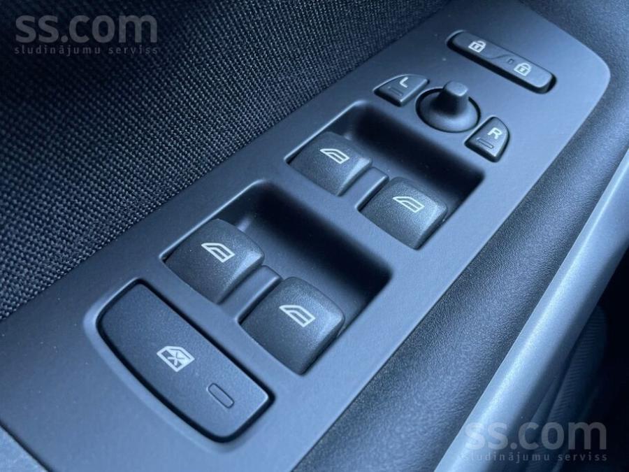 Grey Volvo V40 2018 in Riga, with an engine capacity of 2.00 L and mileage of 146 thousand km for 11490 €, photo 26 on AUTOMOTO.COM.LV