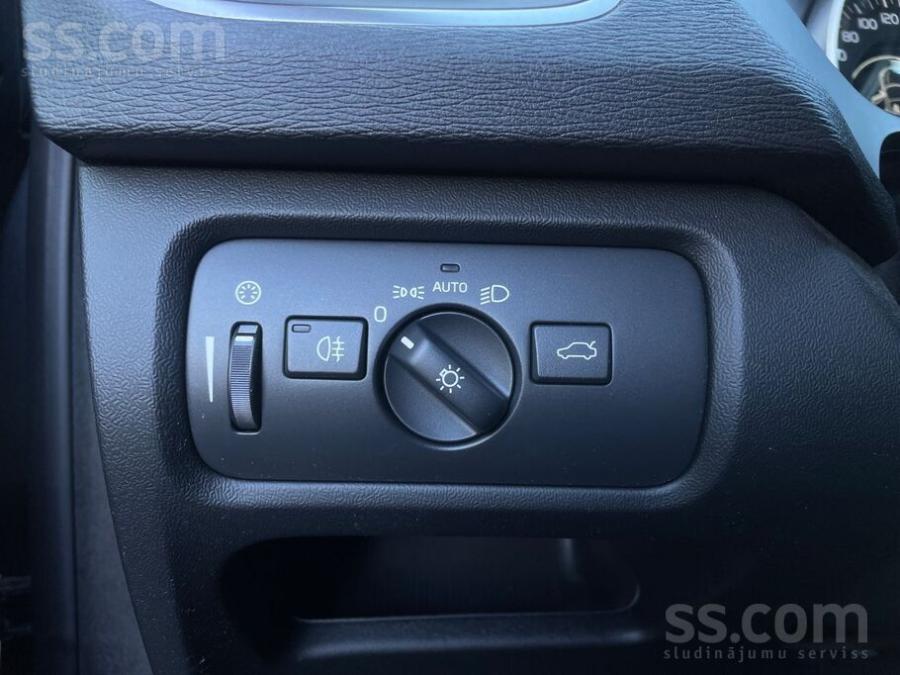 Grey Volvo V40 2018 in Riga, with an engine capacity of 2.00 L and mileage of 146 thousand km for 11490 €, photo 27 on AUTOMOTO.COM.LV