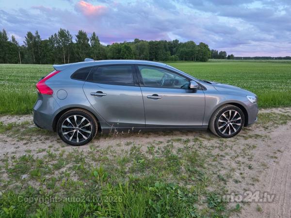 Pelēks Volvo V40 2018 Tallina, ar dzinēja tilpumu 2.00 L un nobraukumu 257 tūkst. km par 9990 €, foto 1 vietnē AUTOMOTO.COM.LV