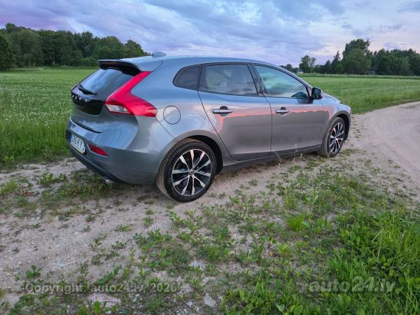 Pelēks Volvo V40 2018 Tallina, ar dzinēja tilpumu 2.00 L un nobraukumu 257 tūkst. km par 9990 €, foto 3 vietnē AUTOMOTO.COM.LV